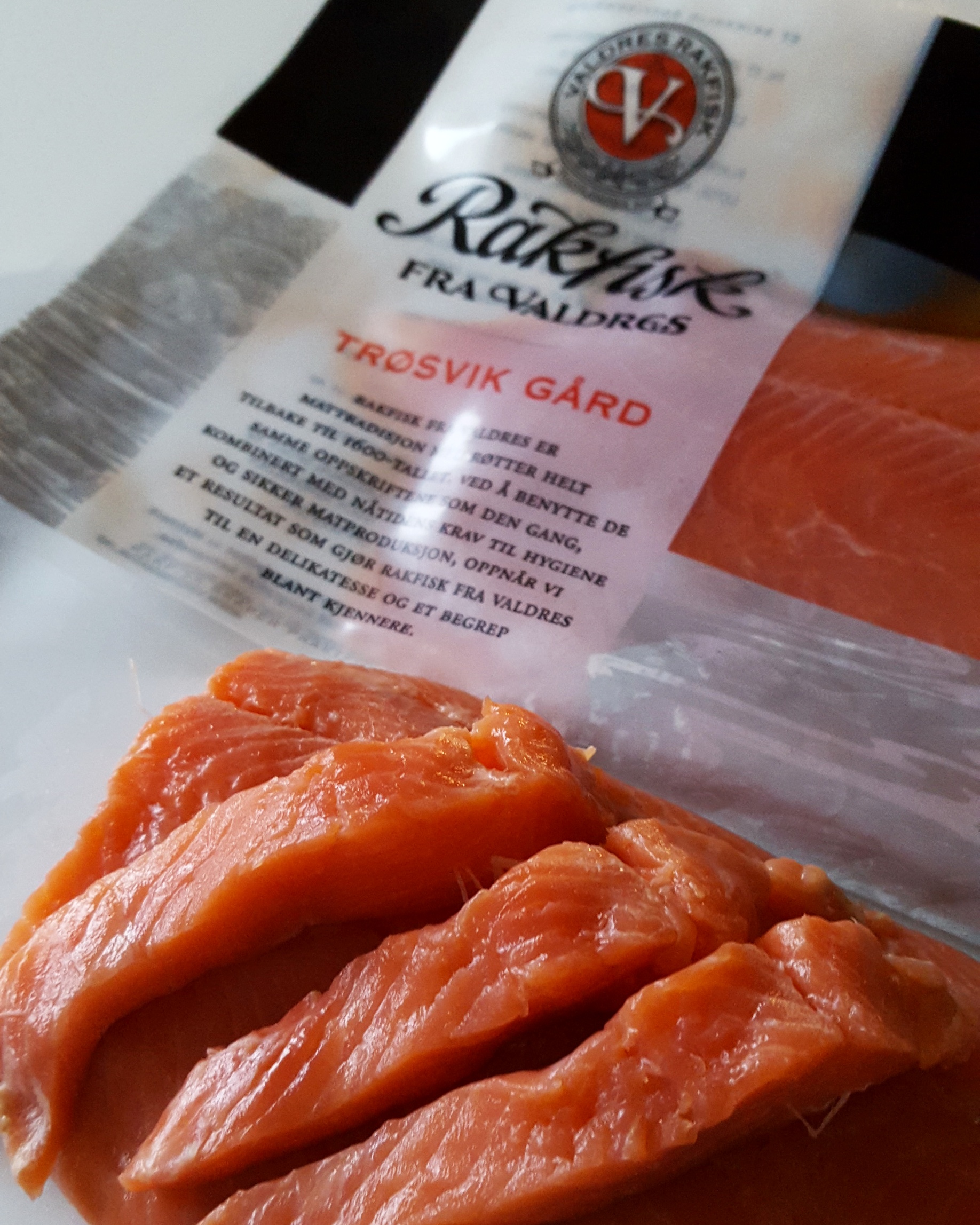 Rakfisk med rødbetchutney og pisket rømme – Snikgjest Lokalmat
